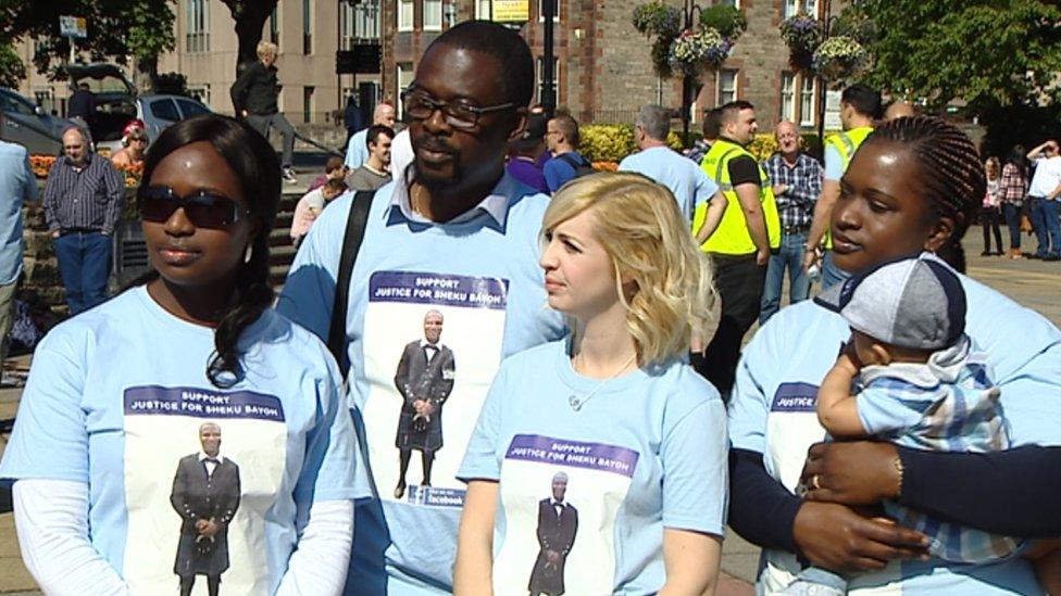 March held in Kirkcaldy in memory of Sheku Bayoh - BBC News
