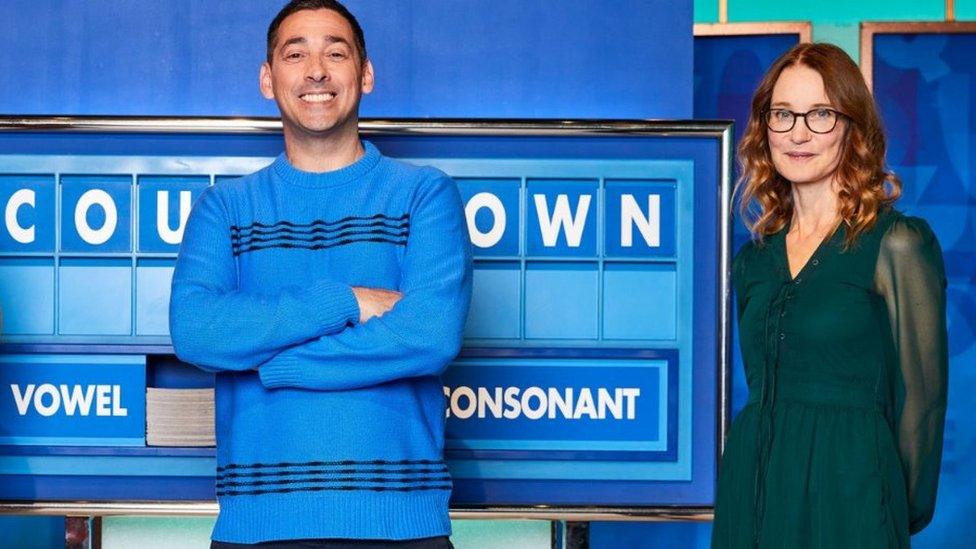 Send us your questions for word expert Susie Dent - BBC Newsround