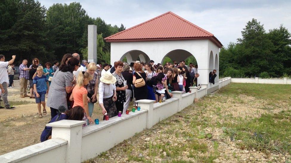 Ukrainians visit Nazi atrocity sites as taboo ends - BBC News