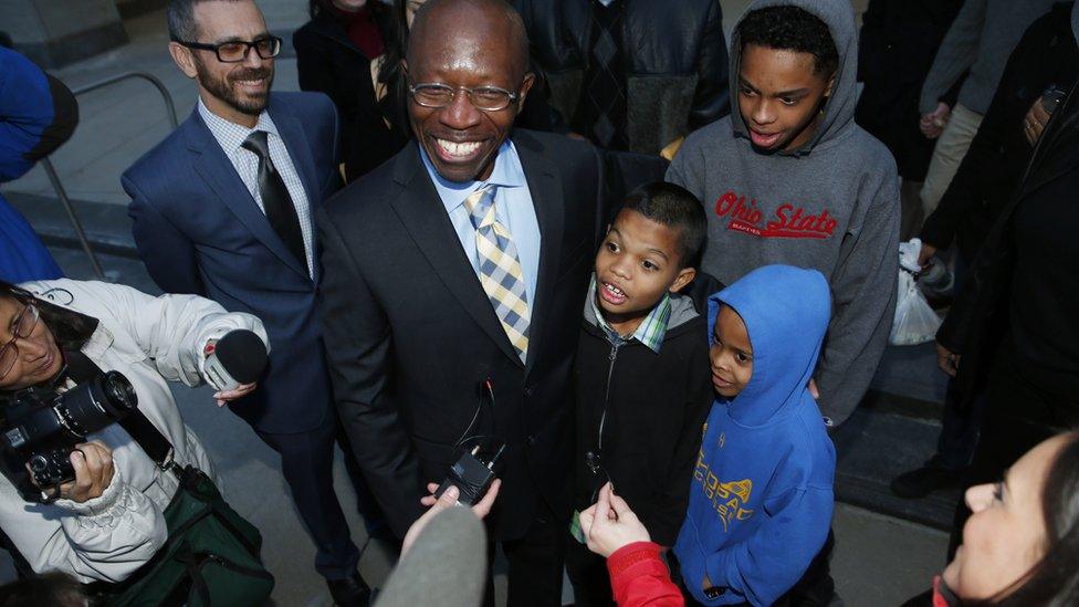 US man who denies crime released from jail after 28 years - BBC News