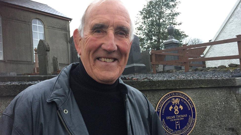 Dadorchuddio plac i nodi cyfraniad 'Brenin Bancyfelin' - BBC Cymru Fyw