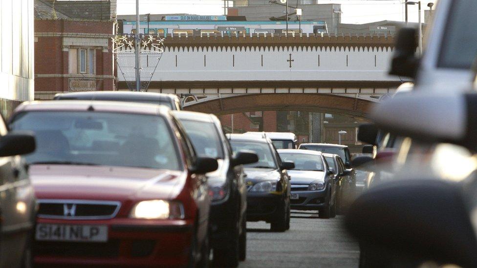Manchester football traffic warning 'came too late' - BBC News