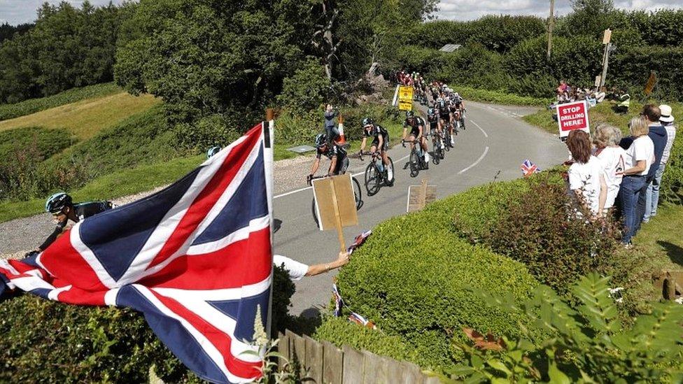 Prudential RideLondon: Thousands of cyclists descend on capital - BBC News