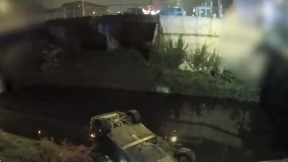 Nottingham driver's lucky escape as car flips on its roof - BBC News
