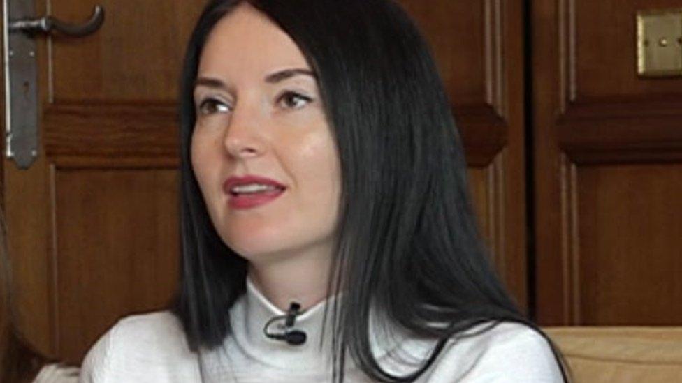 Warwick businessman hosts three families from Ukraine - BBC News