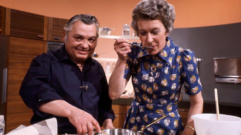 Zena Skinner, TV chef and author, dies - BBC News