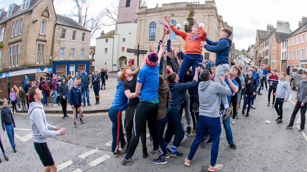 In pictures: Jedburgh's ba' game battles - BBC News