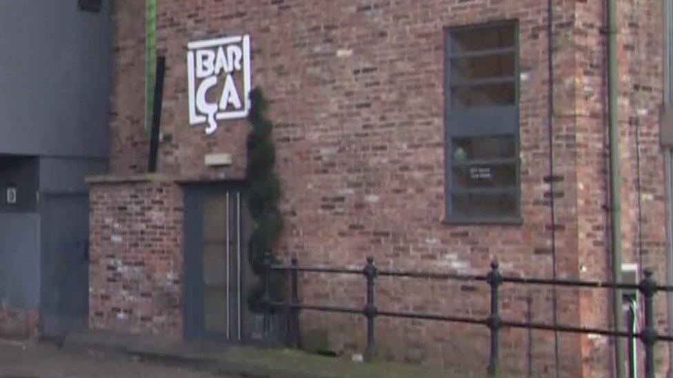 Machete attack outside Manchester city centre bar - BBC News