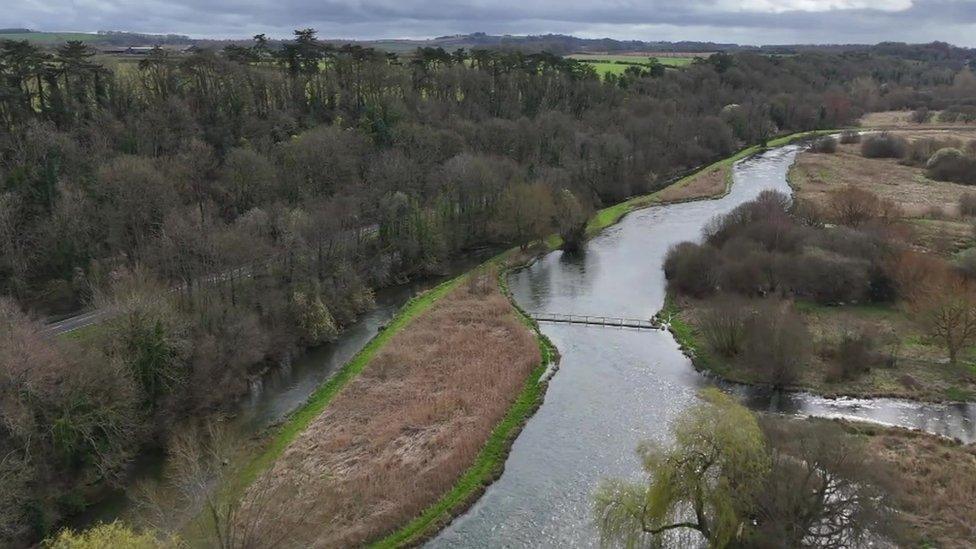 River Test sewage discharges criticised by protestors - BBC News