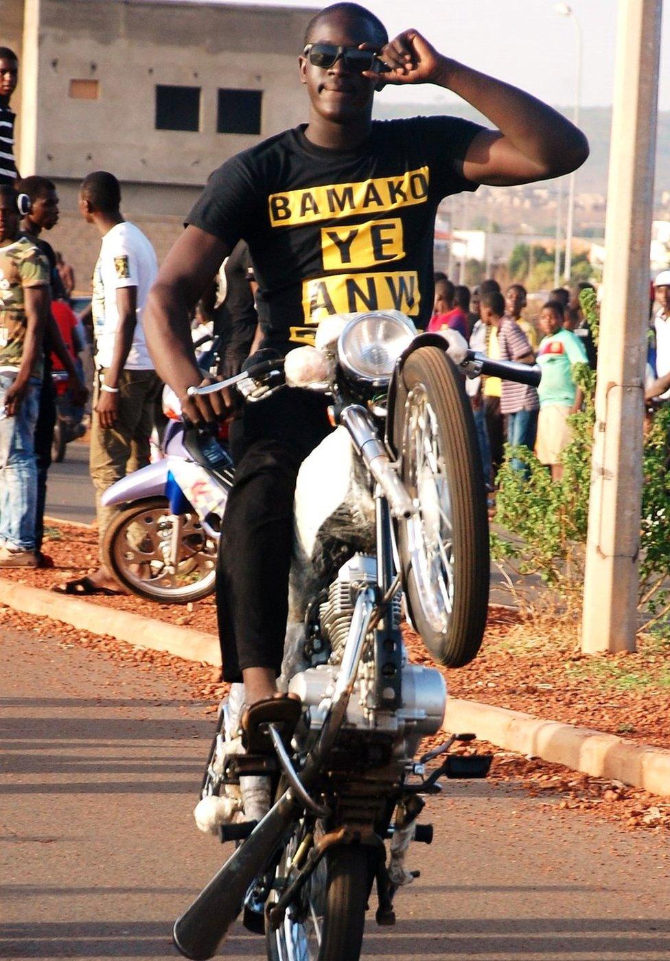 Bamako bikers gather for Sunday wheelies - BBC News