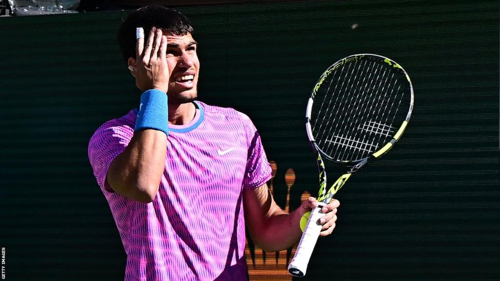Indian Wells: Bees swarm court as Carlos Alcaraz beats Alexander Zverev ...