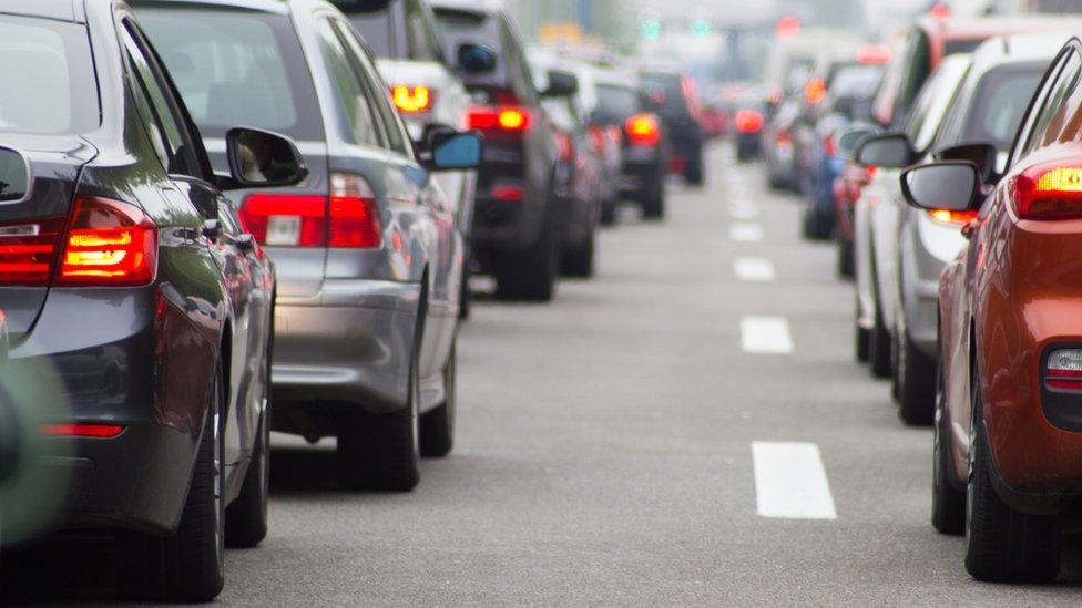 Bank holiday getaway: Do we still need radio traffic alerts? - BBC News