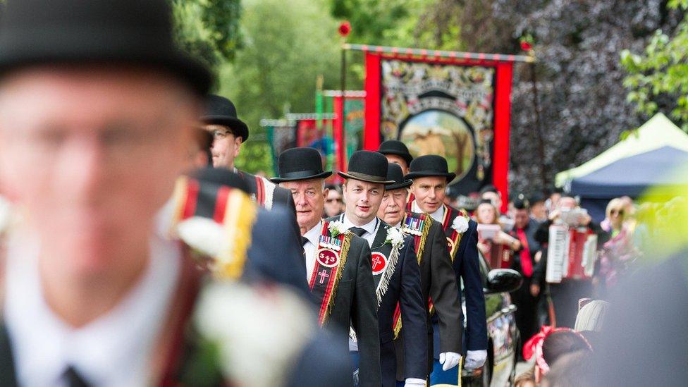 Sham Fight draws thousands to Scarva parade - BBC News