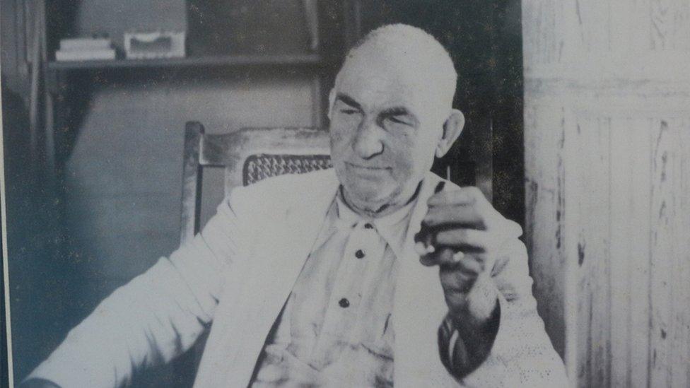 The great survivor: Cuba's Fidel Castro turns 90 - BBC News