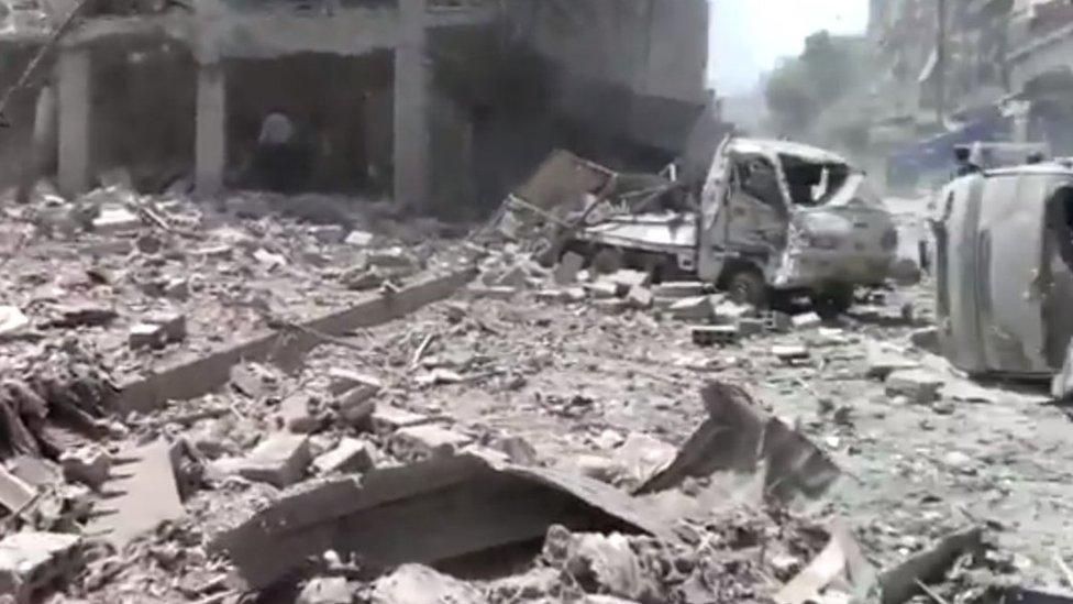 Syria conflict: Marketplace air strikes 'kill 80' - BBC News