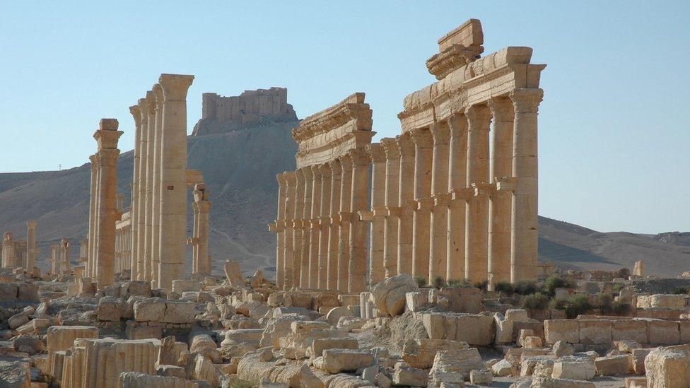 IS 'blows up Palmyra columns to kill three captives' - BBC News
