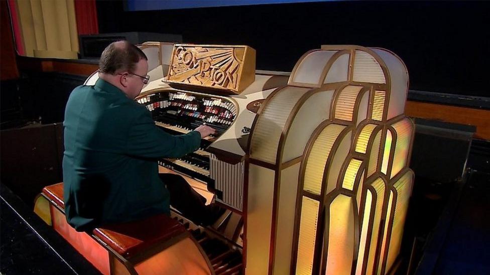 Cinema organ 'thrills' visitors to enthusiasts' Somerset home - BBC News