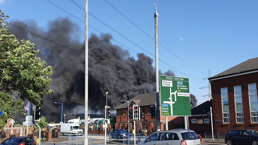 Large yard fire in Wednesbury involved multiple vehicles - BBC News