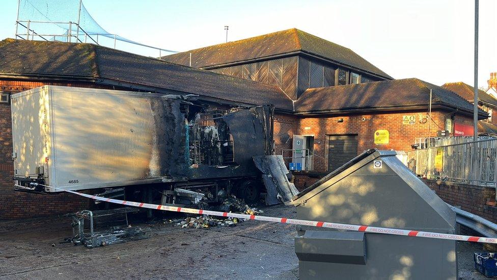 Heathfield: Fire crews called to lorry trailer blaze - BBC News