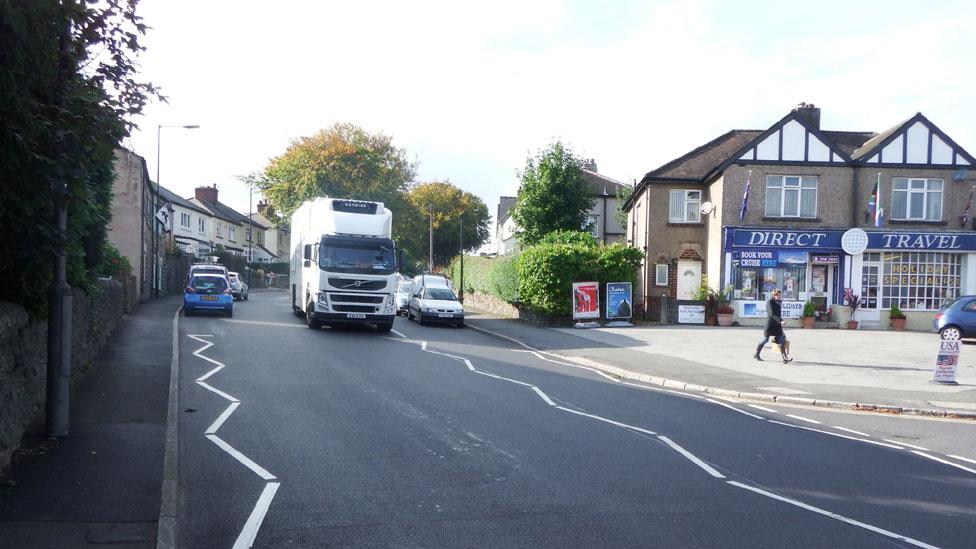 Sheffield off-centre road markings to be repainted - BBC News