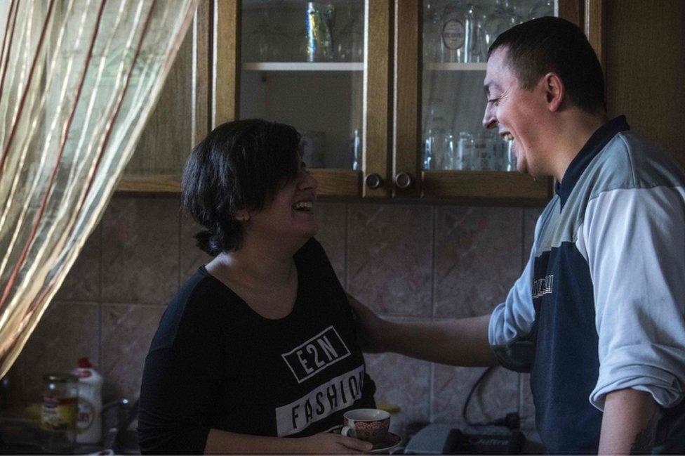 Iraqi refugee finds love with Macedonian border guard - BBC News