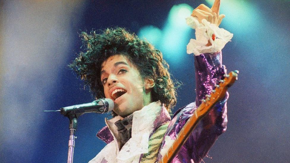 Prince rarities set for release on two new albums - BBC News