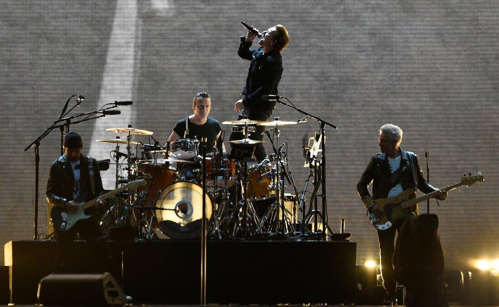 U2 give Dublin 'epic night of rock' on The Joshua Tree tour - BBC News