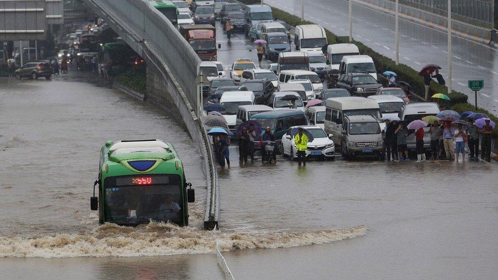 China steps up flood rescue in Wuhan - BBC News