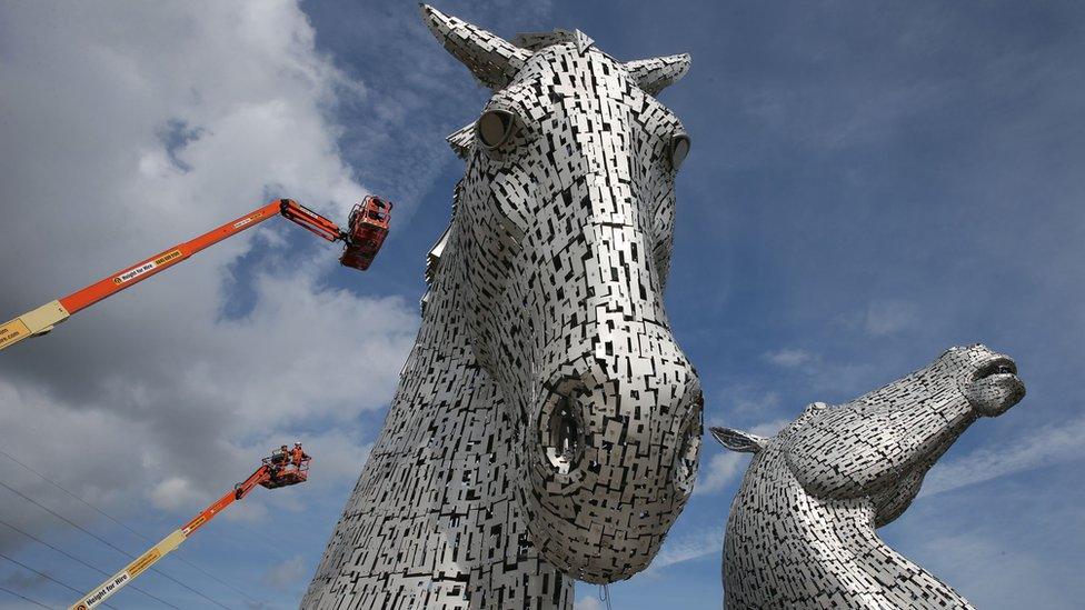 High-wire team give Kelpies their first health check - BBC News