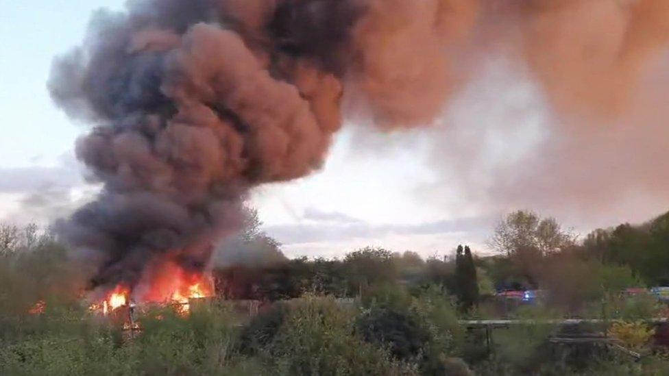 Romsey: Roof collapses as fire engulfs former aquatic centre - BBC News
