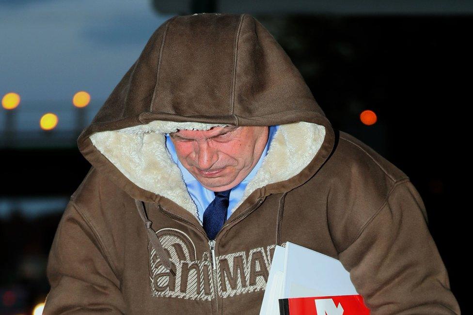 Man 'had gunpowder and Anarchy Cookbook for Isis defence' - BBC News