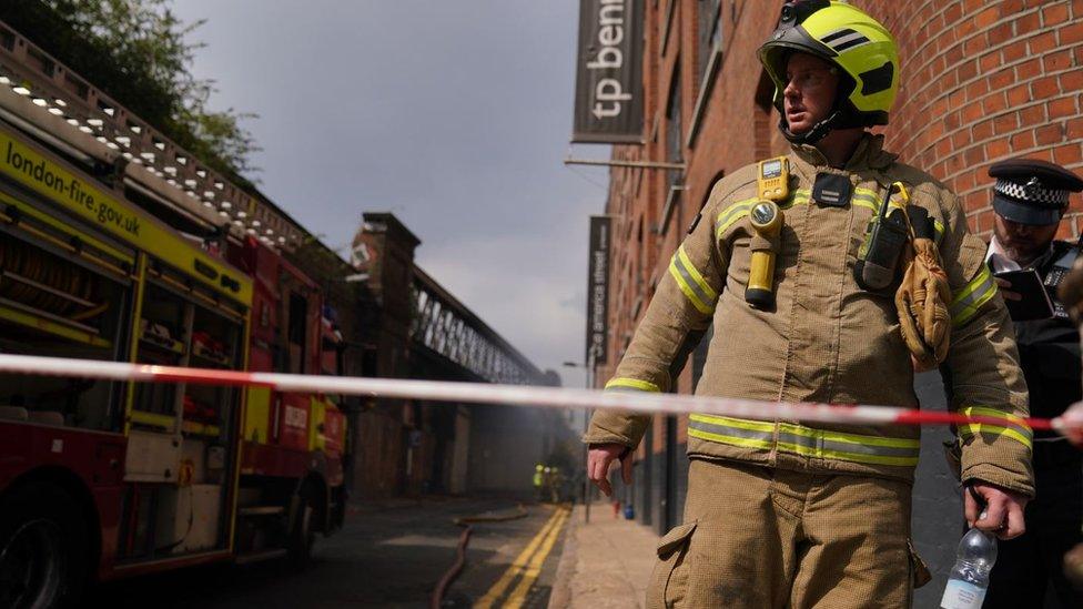 London Bridge: Major disruption as fire closes railway tracks - BBC News