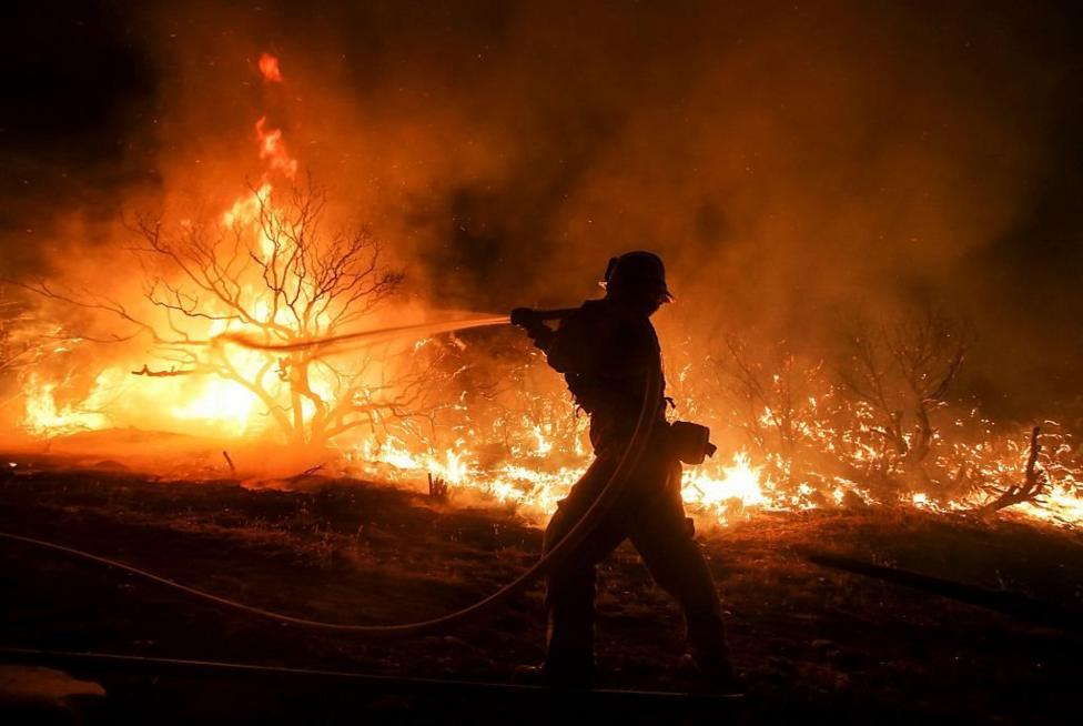California wildfires: What is a firenado? - BBC News