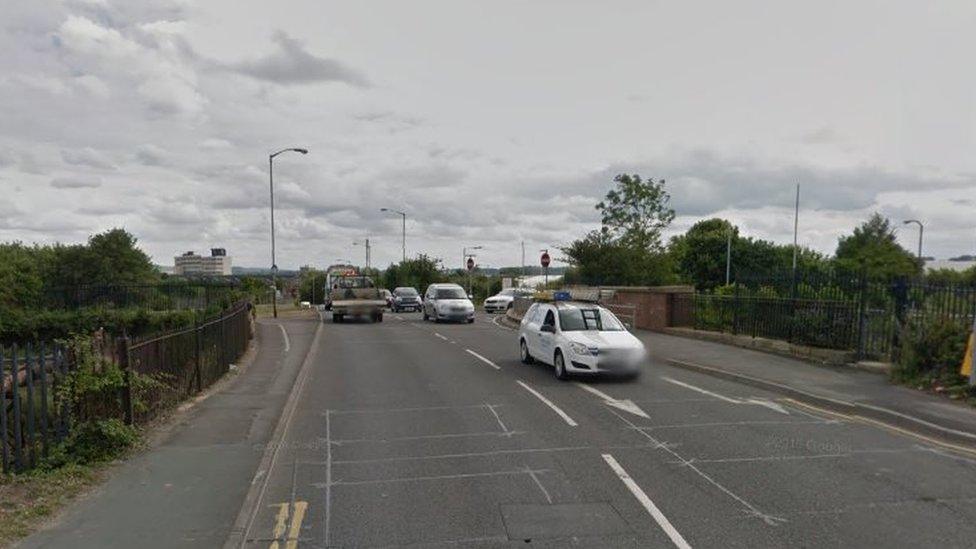 Swindon rail bridge in Christmas day demolition - BBC News