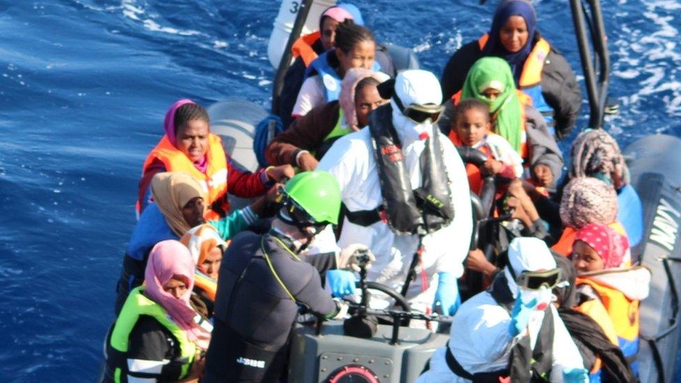 Migrant crisis: Irish naval vessel LÉ Róisín rescues 274 people - BBC News