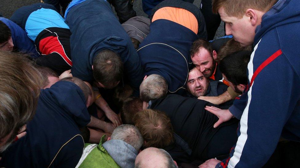 In pictures: Jedburgh's ba game - BBC News