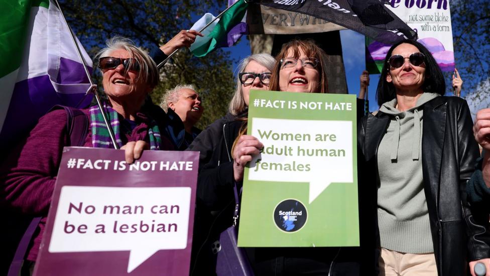 Single-sex spaces advice 'problematic', says STUC's Roz Foyer - BBC News