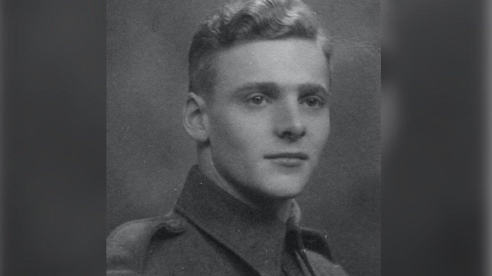 D-Day veteran Harry Read dies aged 97 - BBC News