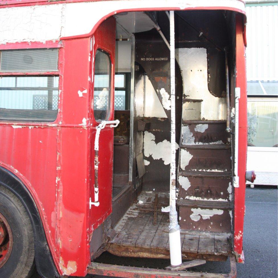 Vintage 1949 bus returns to Oxfordshire - BBC News
