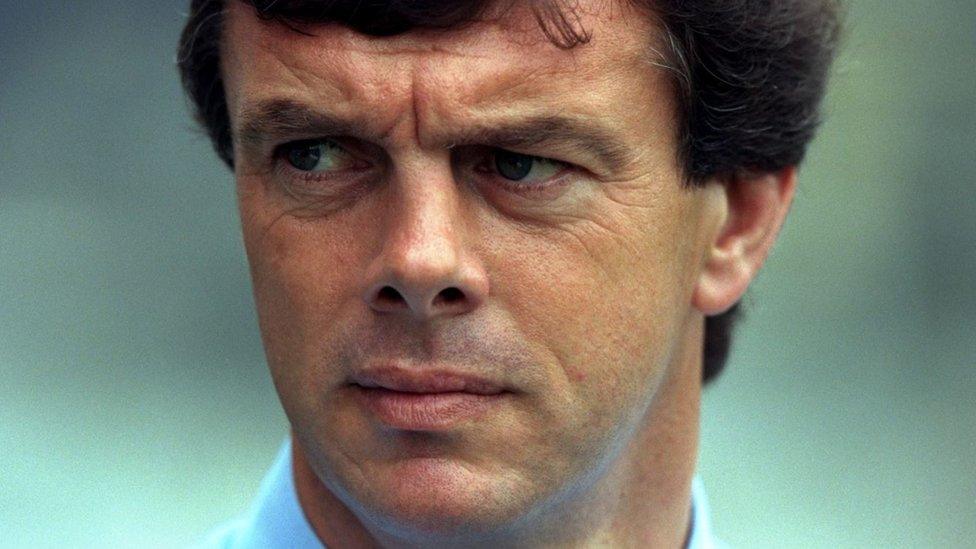Pilot recalls Leeds United emergency landing - BBC News