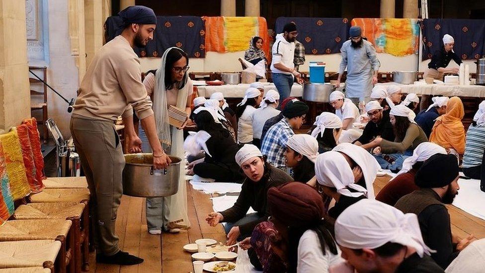 Oxford University hosts first Sikh community kitchen - BBC News