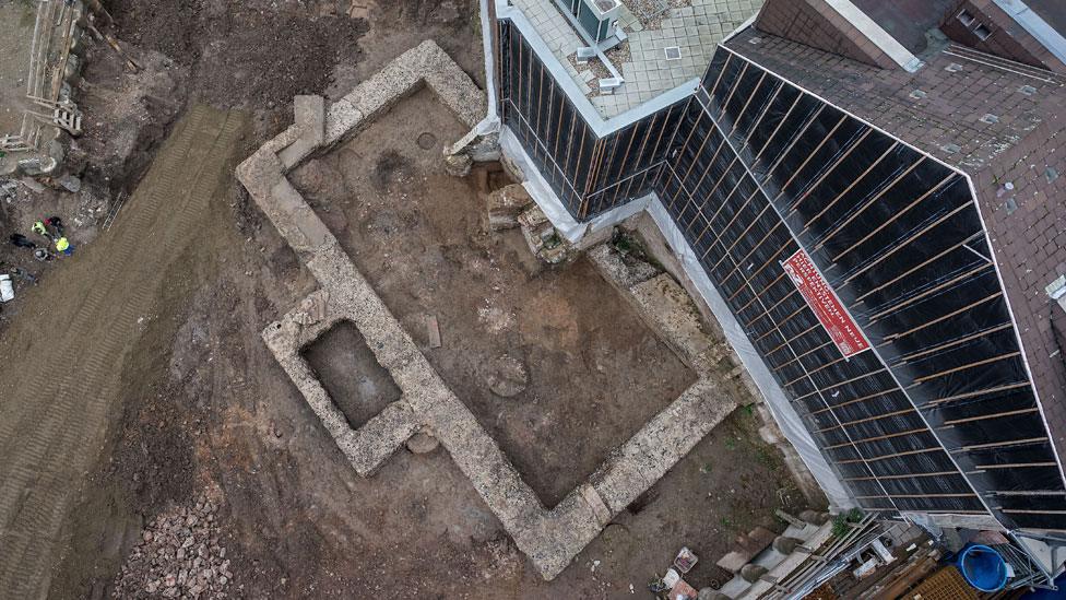 'Oldest library in Germany' unearthed by Cologne archaeologist - BBC News