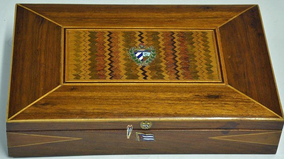 Che Guevara's birthday cigar box sold for £12,000 - BBC News
