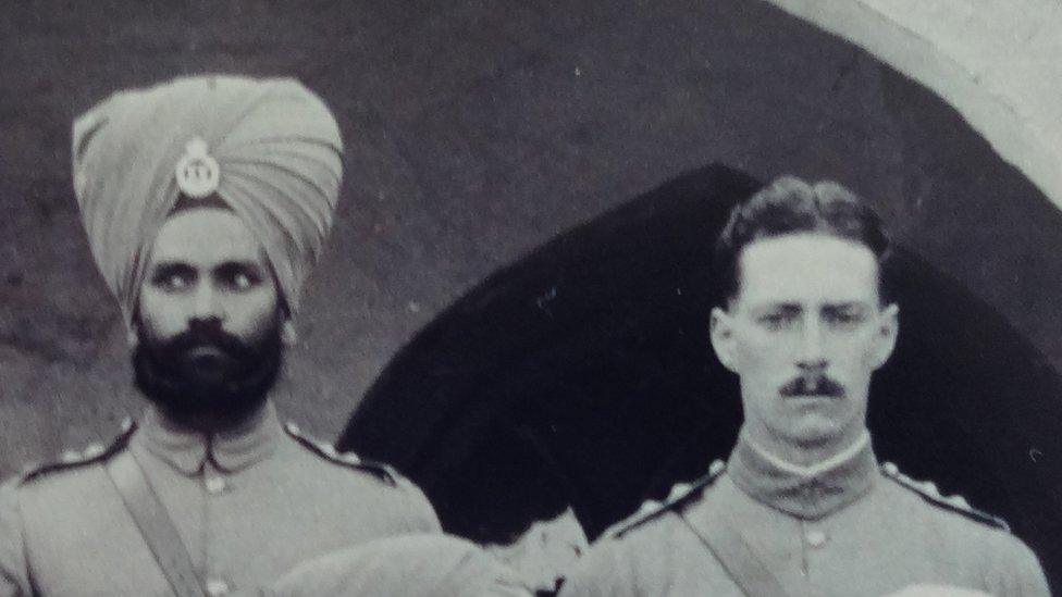 Three generations united by the hell of war - BBC News