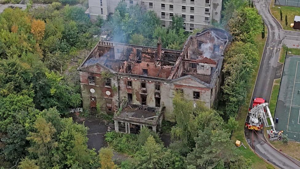 Woolton Hall: Firefighters put out fire at abandoned manor house - BBC News