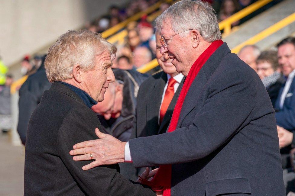 Sir Alex Ferguson statue unveiled at Aberdeen's Pittodrie Stadium - BBC ...