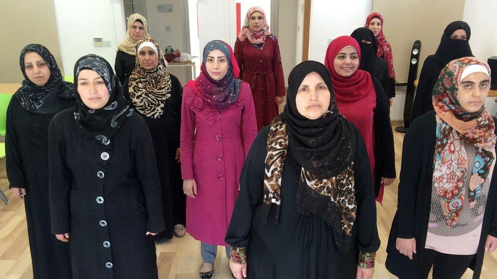 Queens of Syria gives modern twist to ancient tale - BBC News