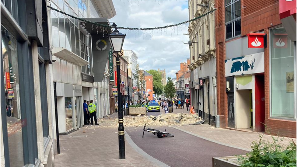 Leicester: Part of building collapses into city street - BBC News