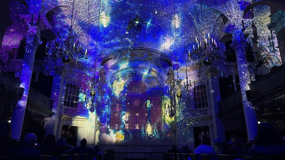 Light show aims to bring Earth to life - BBC News