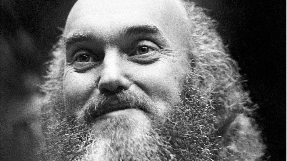 US psychedelic pioneer and guru Ram Dass dies aged 88 - BBC News